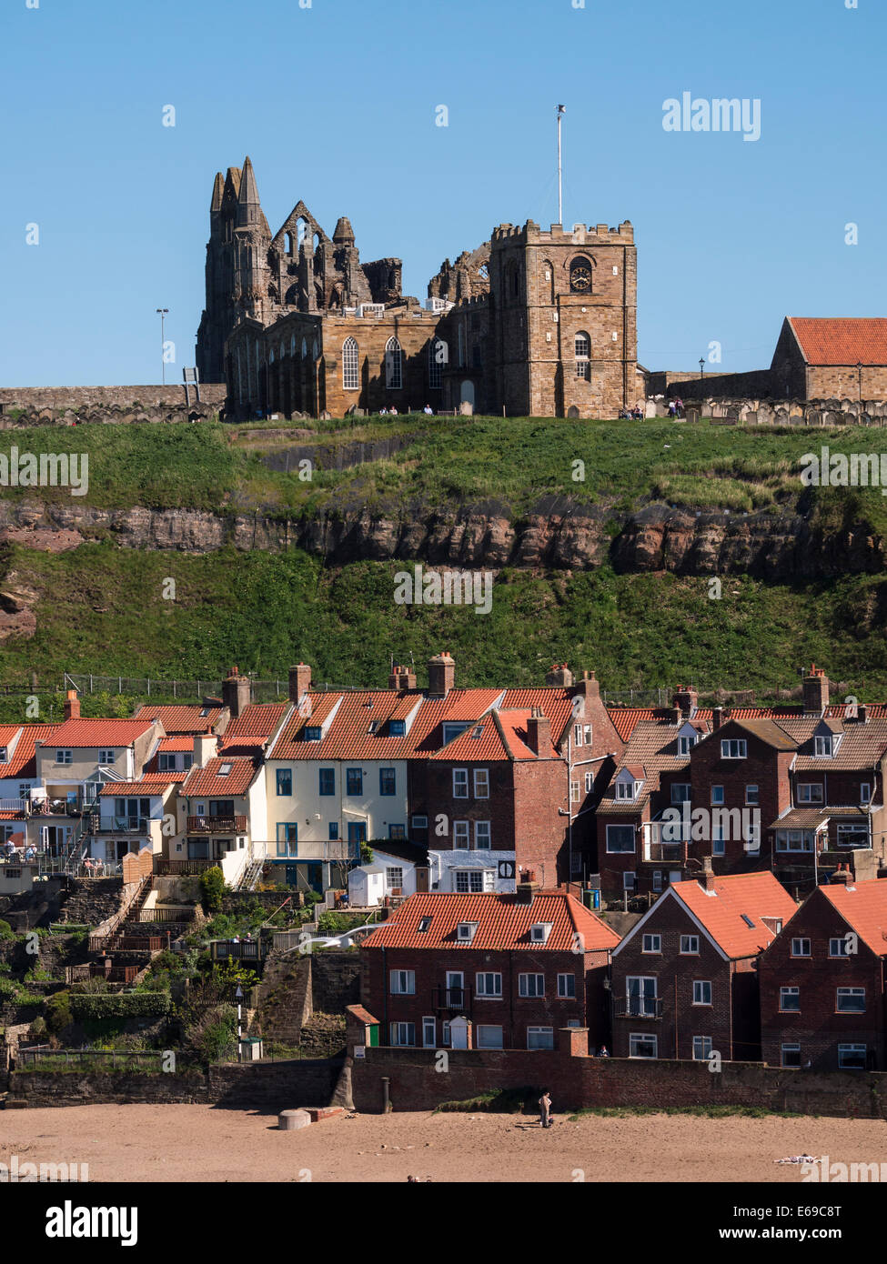 Whitby abbey harbour yorkshire hi-res stock photography and images - Alamy