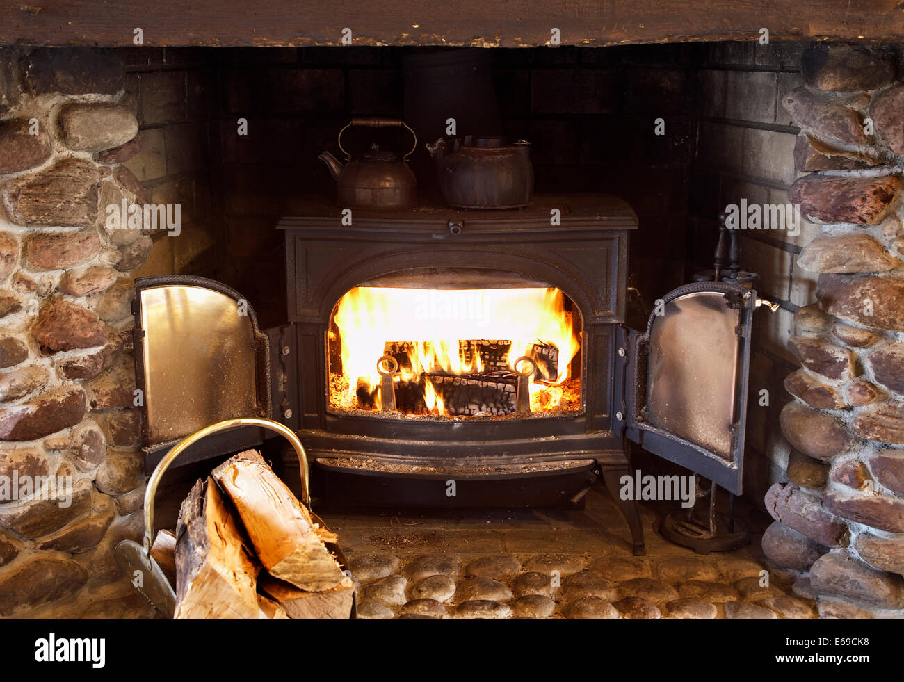 Fire burning in wood stove Stock Photo - Alamy