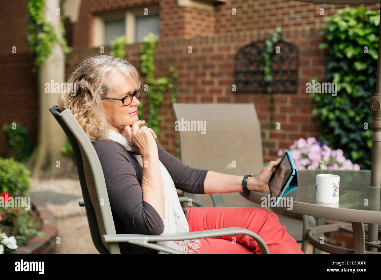 Caucasian woman profile hi-res stock photography and images - Alamy