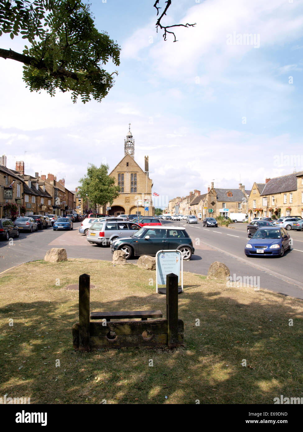 Moreton in marsh town centre cotswold hi-res stock photography and ...