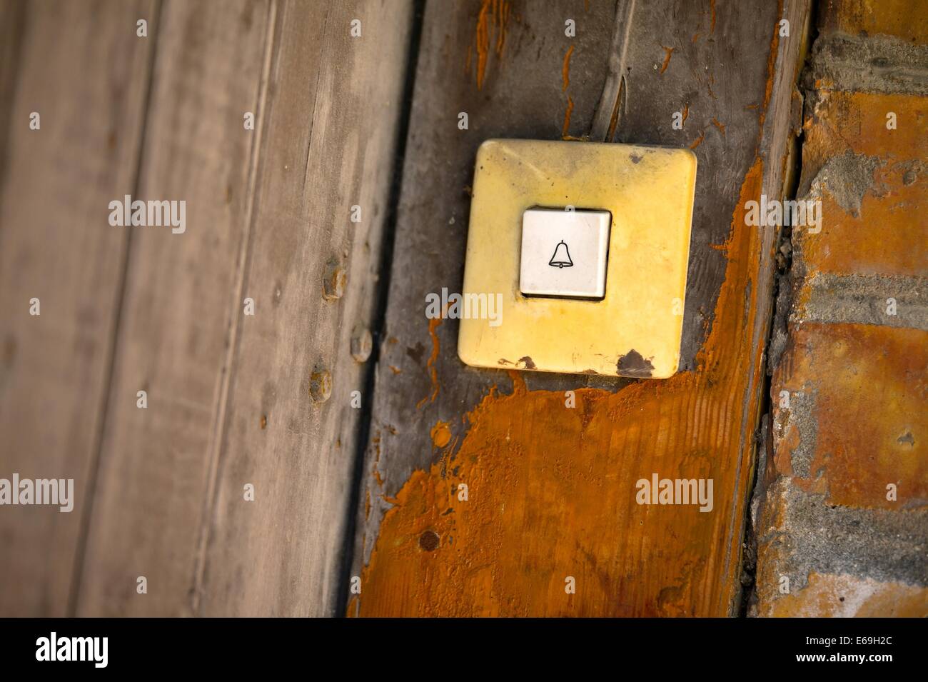 Ring door bell hi-res stock photography and images - Alamy