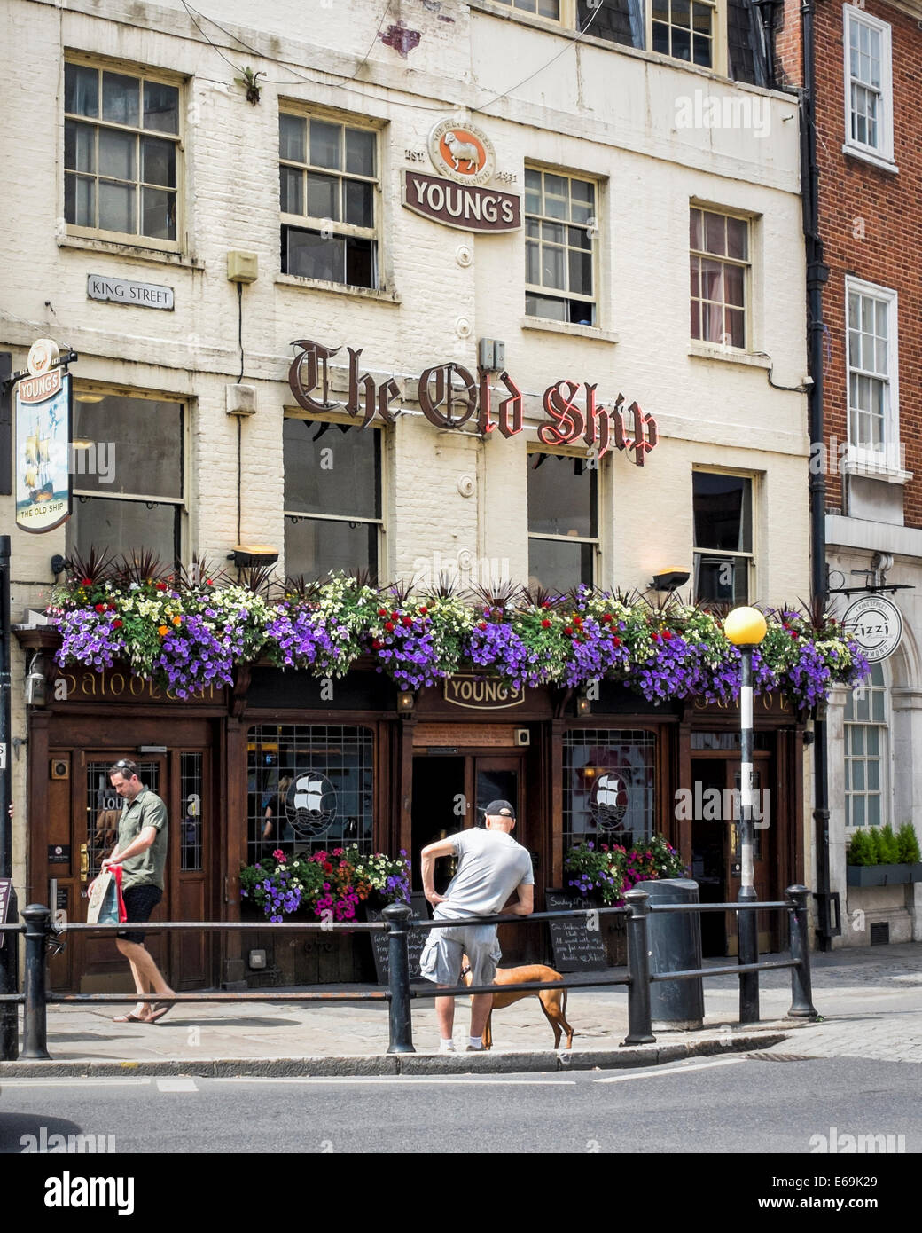 English Pub Exterior High Resolution Stock Photography and Images - Alamy