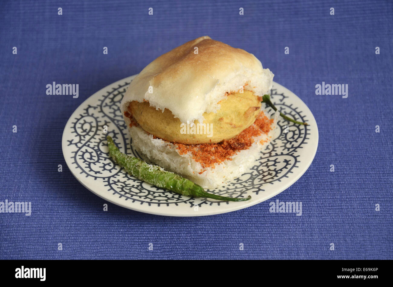Vada pav hi-res stock photography and images - Alamy