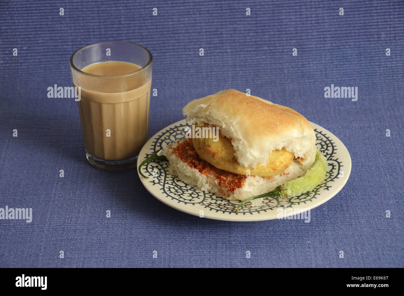 Vada pav hi-res stock photography and images - Alamy