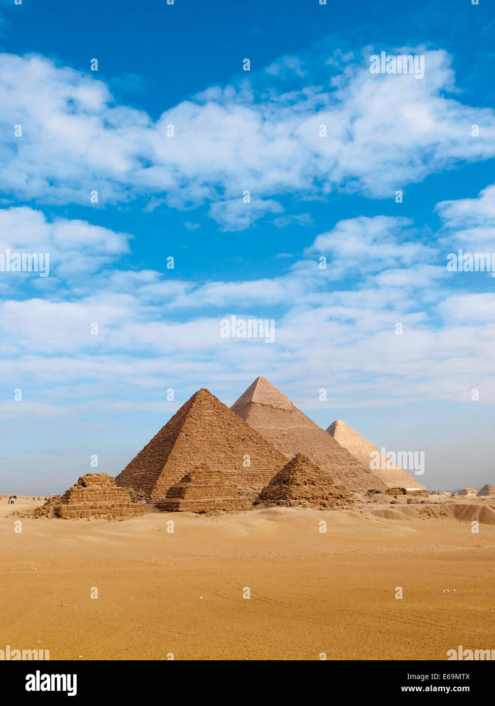 Egyptian pyramid hi-res stock photography and images - Alamy