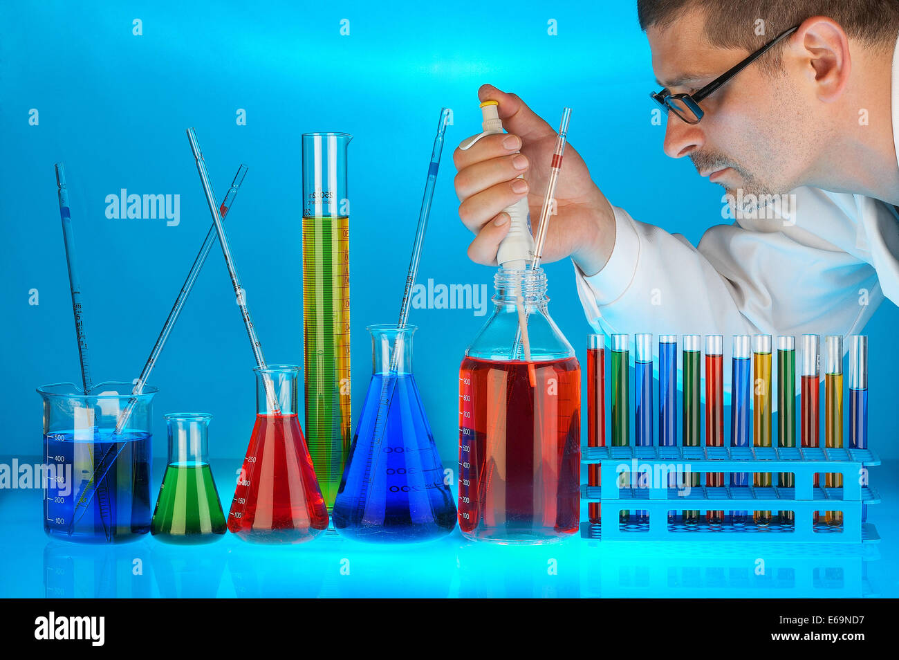 Chemists laboratories hi-res stock photography and images - Alamy