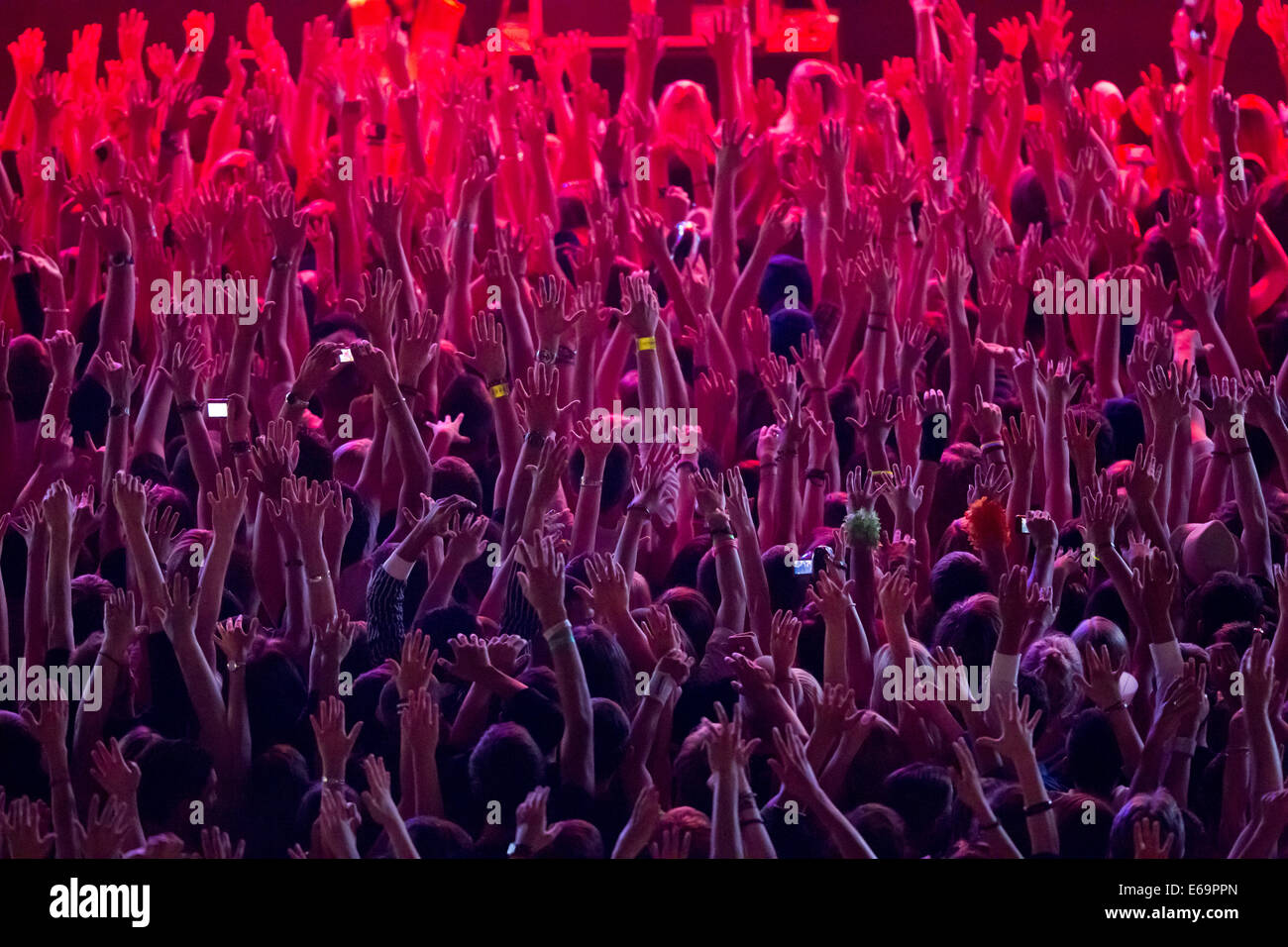 Cheering crowds berlin hi-res stock photography and images - Alamy