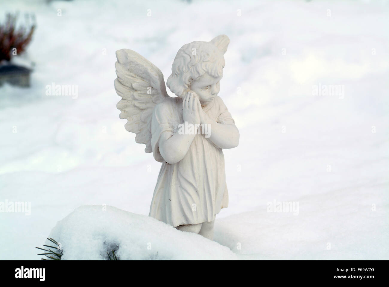 Snow angel cemetery statue hi-res stock photography and images - Alamy