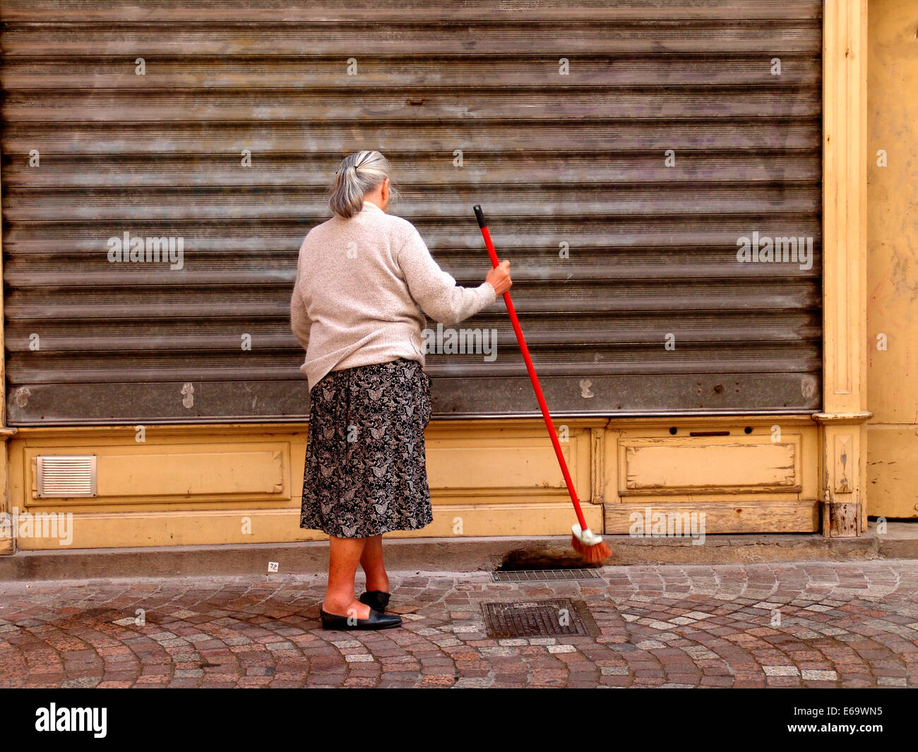 Old Woman Sweeping Street Stock Photos & Old Woman Sweeping Street ...