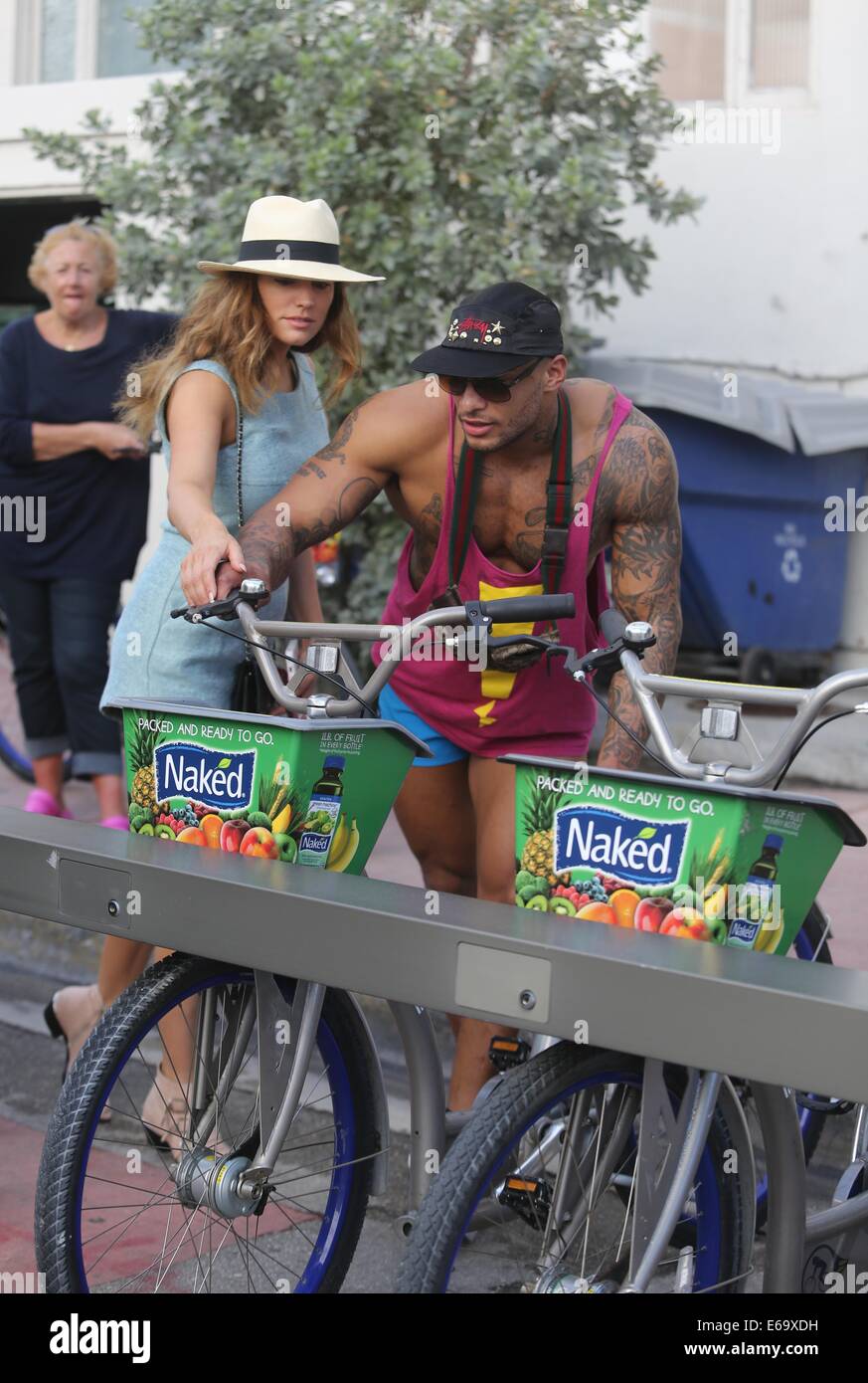 Kelly Brook and boyfriend David McIntosh relax together during their ...