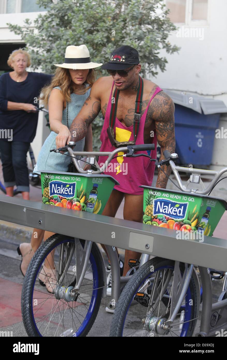 Kelly Brook and boyfriend David McIntosh relax together during their ...