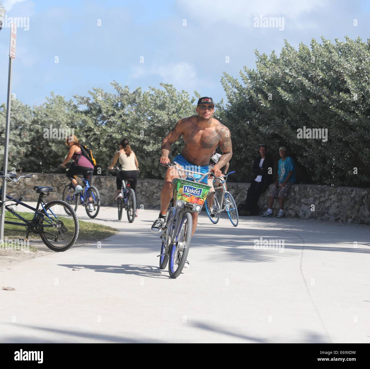 Kelly Brook and boyfriend David McIntosh relax together during their ...