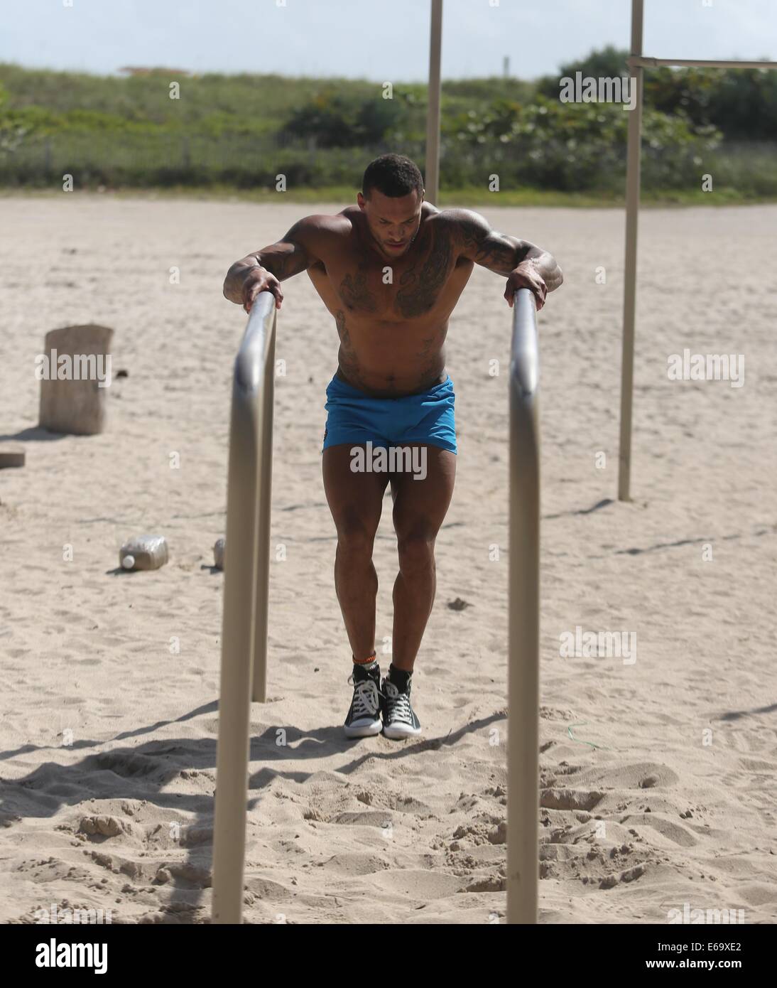 Kelly Brook and boyfriend David McIntosh relax together during their ...