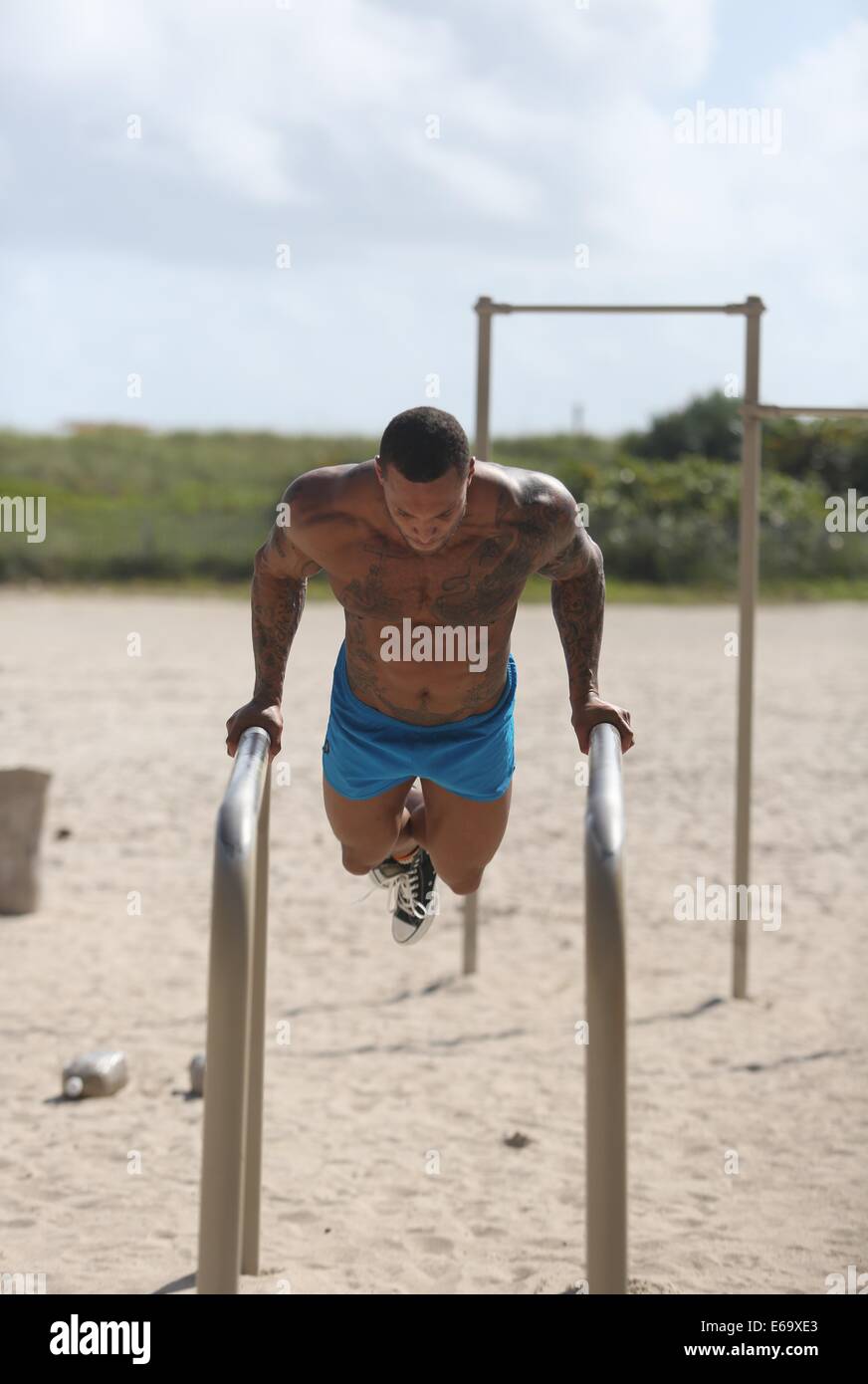 Kelly Brook and boyfriend David McIntosh relax together during their ...