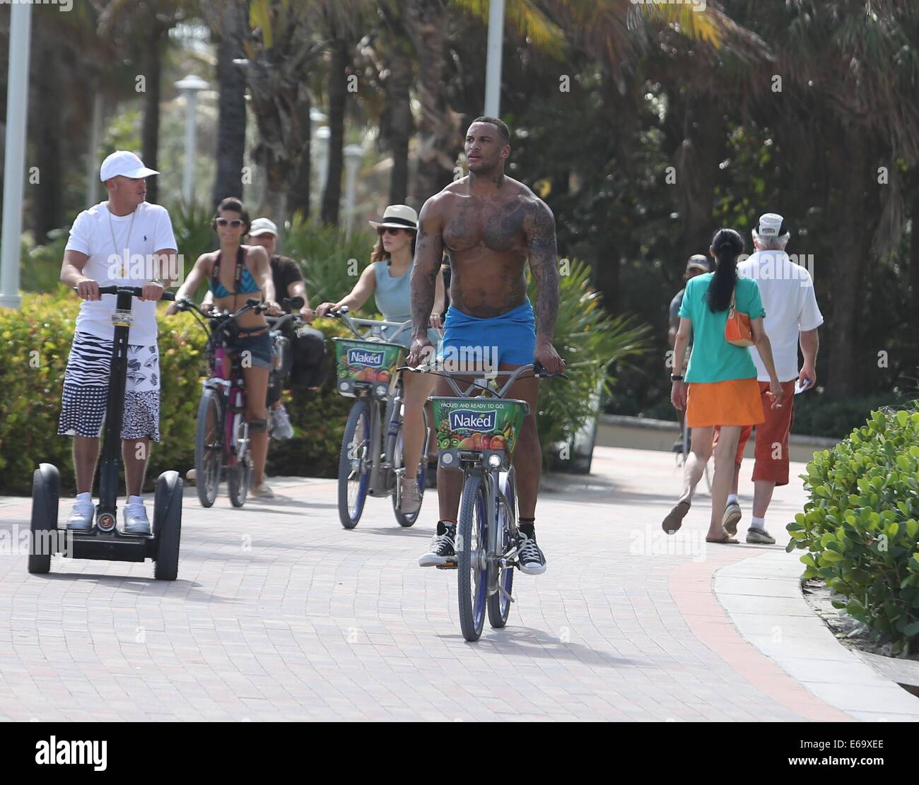 Kelly Brook and boyfriend David McIntosh relax together during their ...