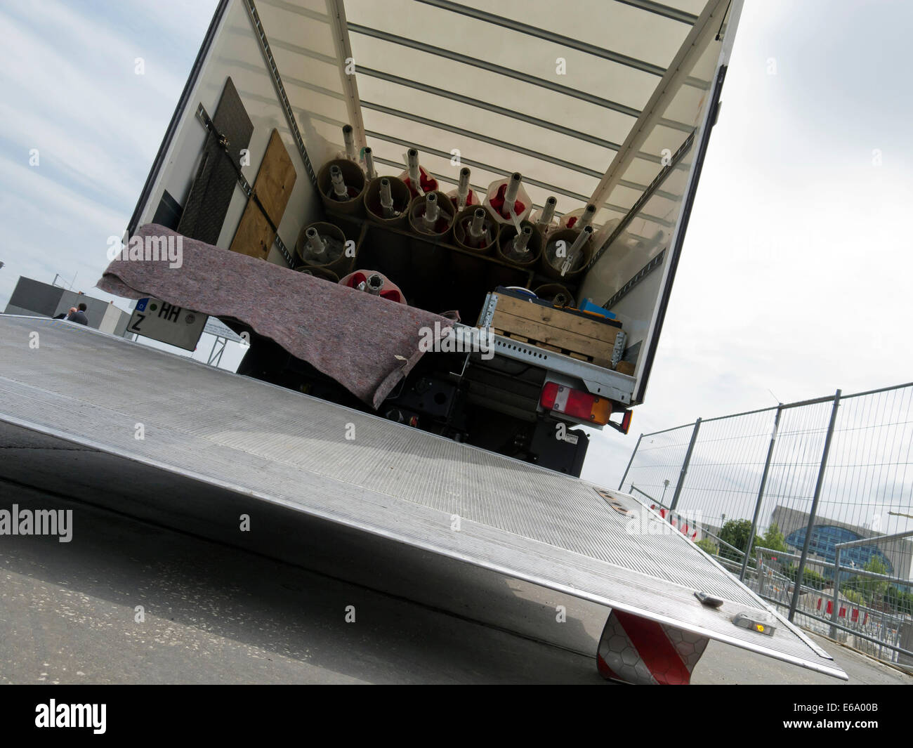 Loading Dock Truck Trucks High Resolution Stock Photography and Images ...