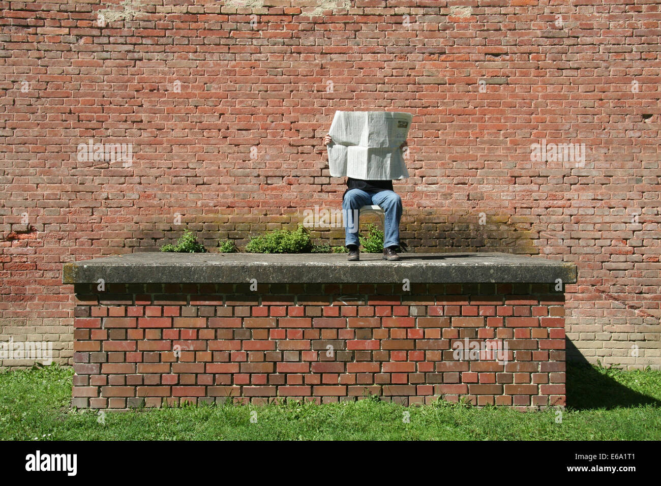 Man hide read hi-res stock photography and images - Alamy