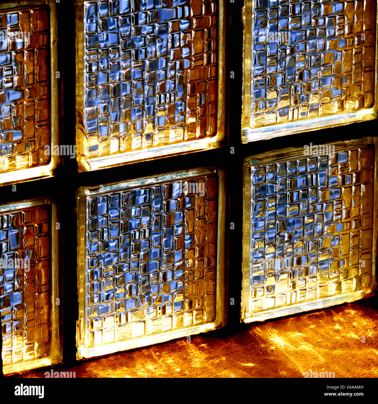 Shattered bricks hi-res stock photography and images - Alamy