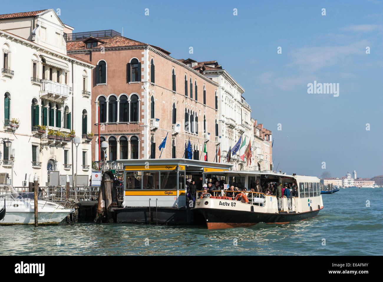 Vaporetto water bus at the Giglio Landing on the Grand Canal in Venice ...
