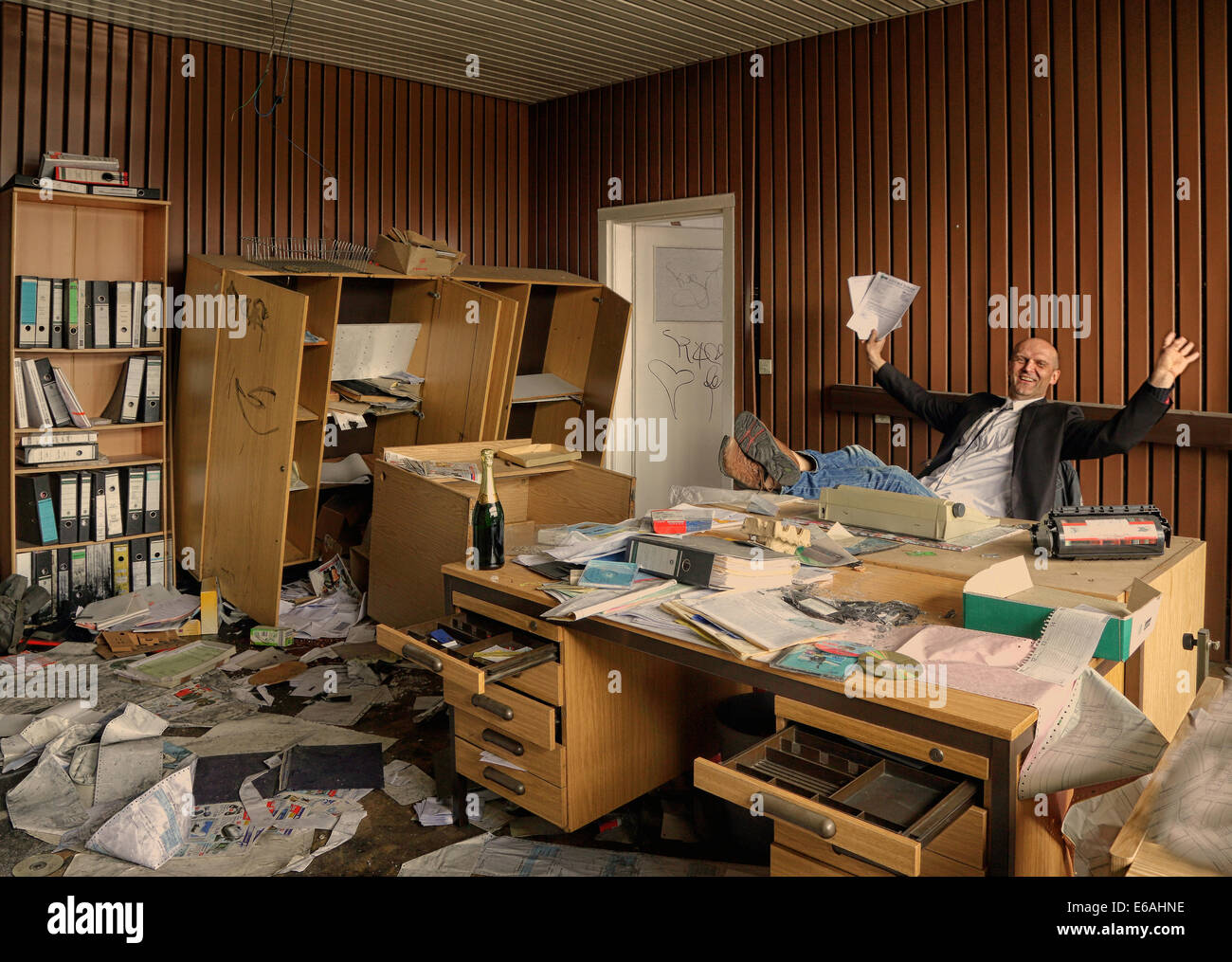 office,workplace,chaos,bankruptcy Stock Photo: 72762858 - Alamy