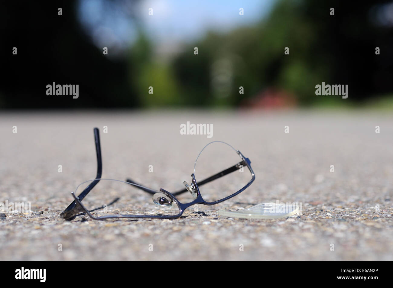 Glasses falling down hi-res stock photography and images - Alamy