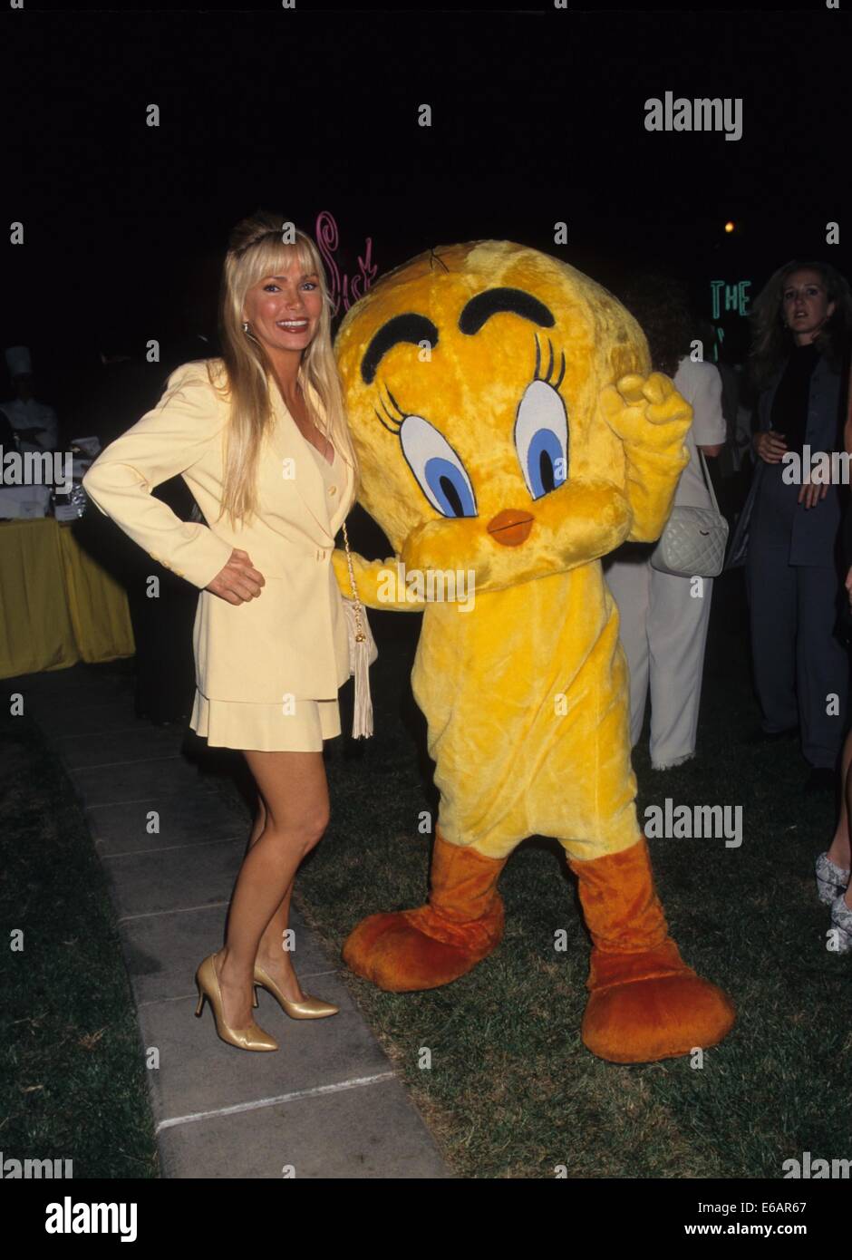 Tweety bird hi-res stock photography and images - Alamy