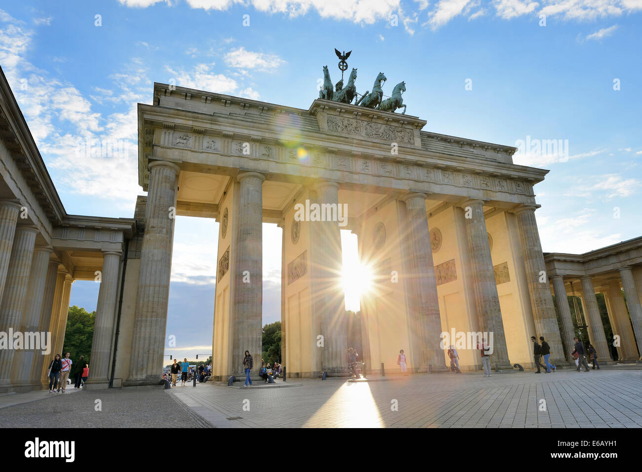 berlin,brandenburg gate,quadriga statue Stock Photo - Alamy