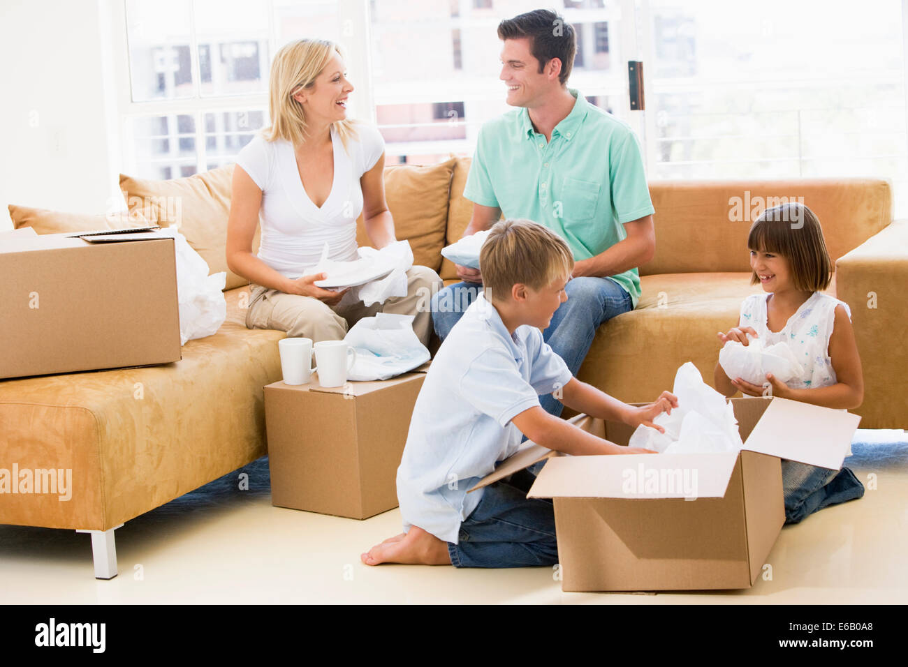 Families moving hi-res stock photography and images - Alamy