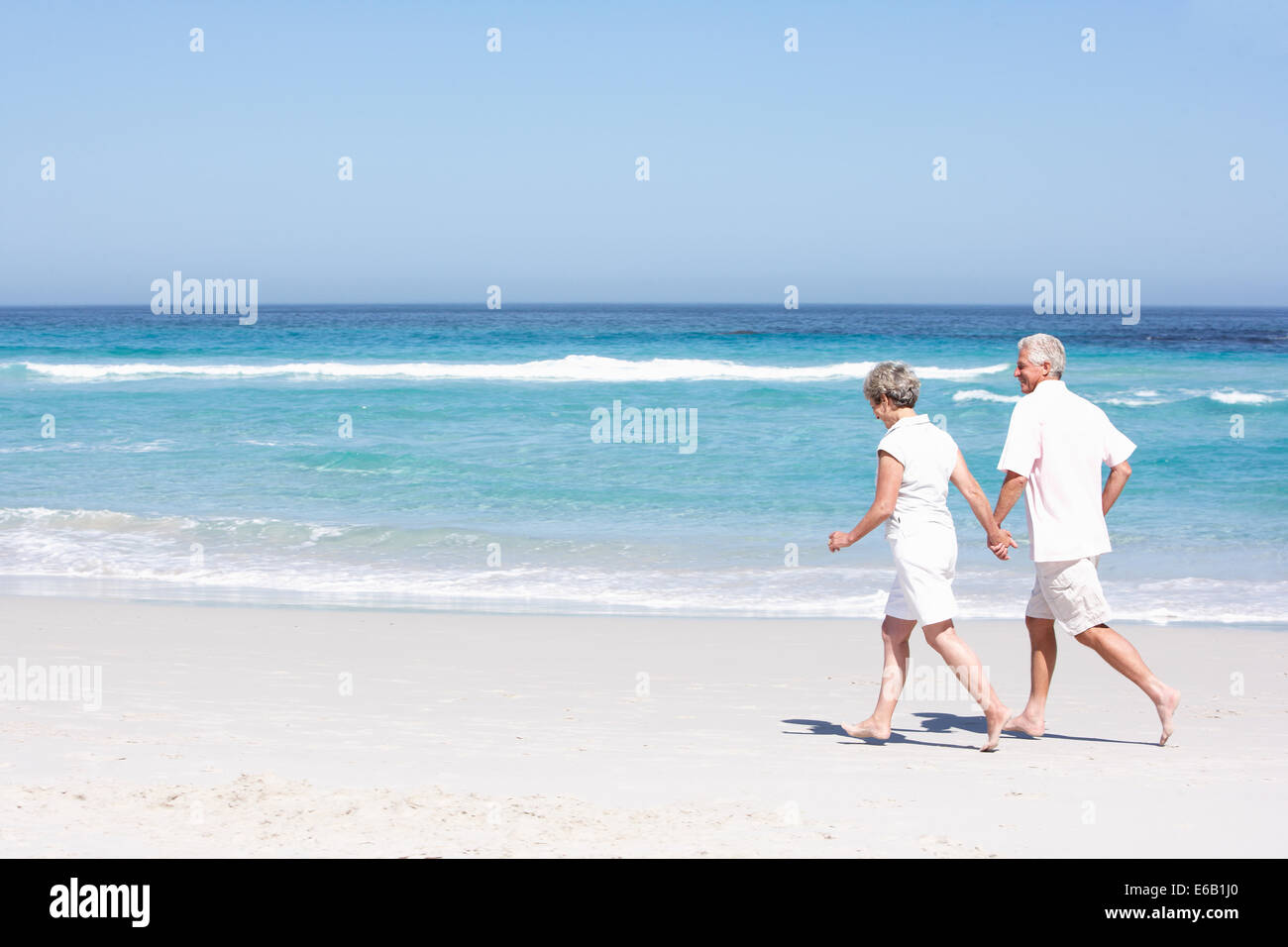 Mature couple going beach hi-res stock photography and images - Alamy