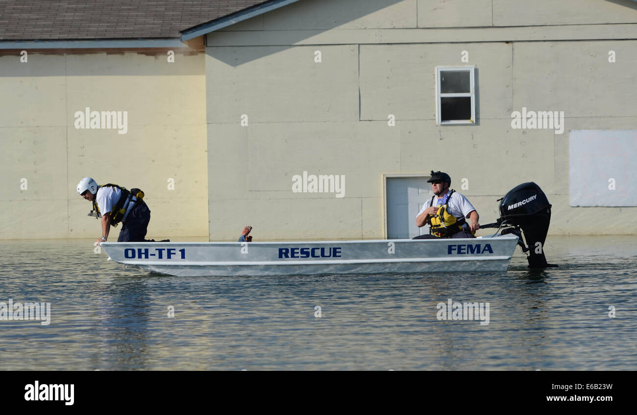 A team of water rescue workers with task force 1 hi-res stock ...
