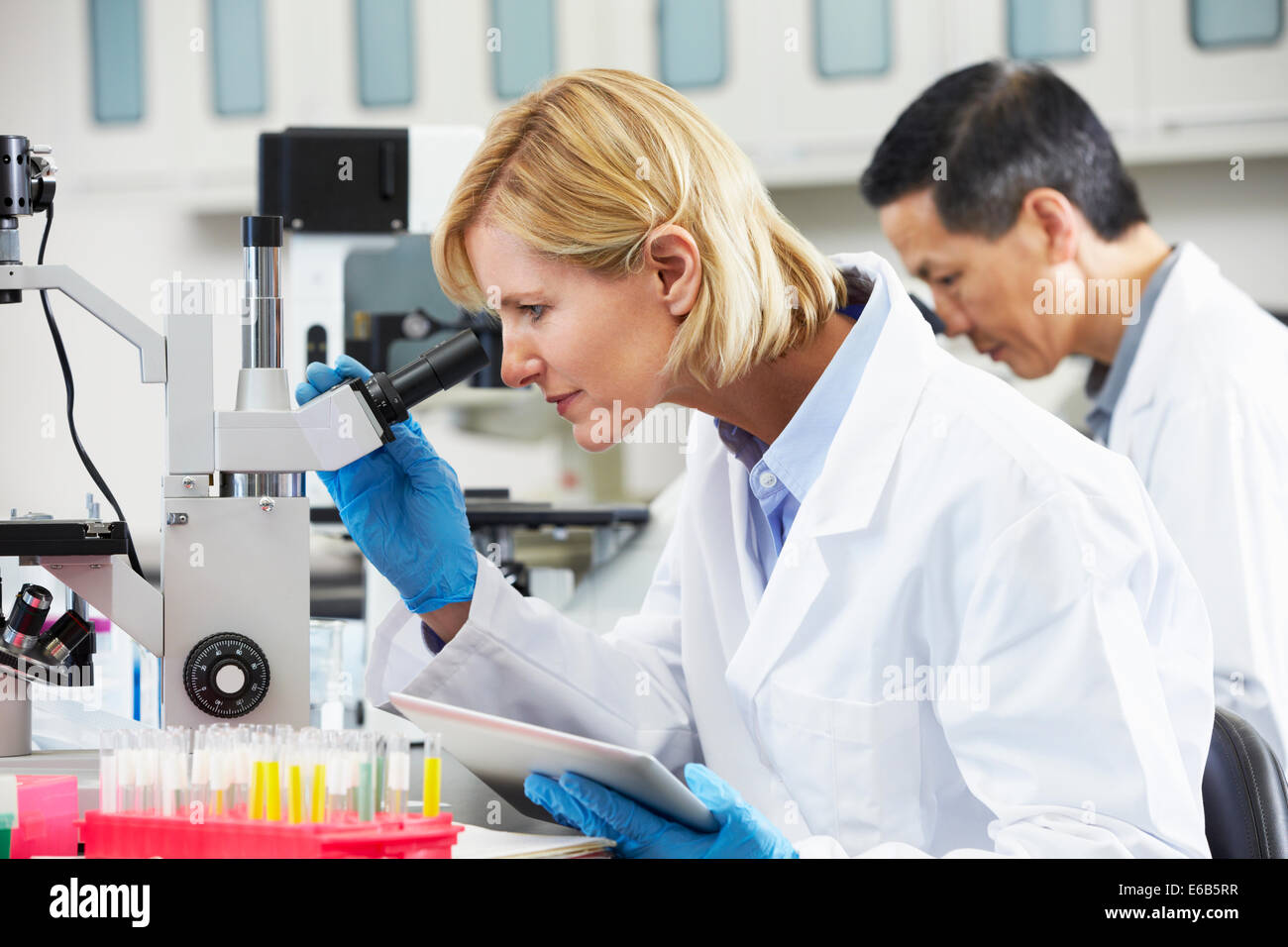 Female lab microscope hi-res stock photography and images - Alamy