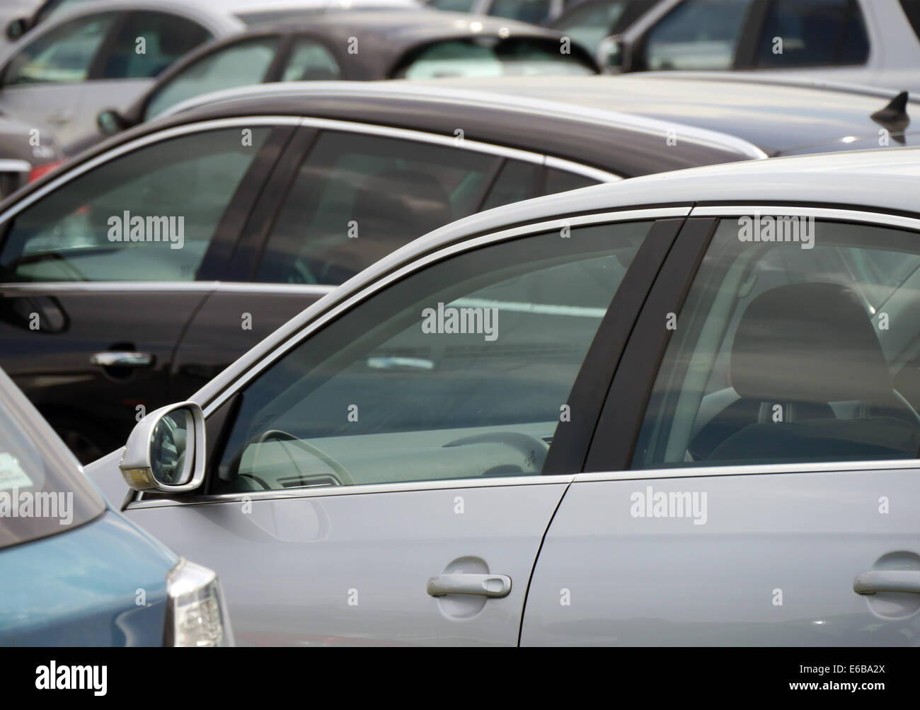 Crowded parking lot hi-res stock photography and images - Alamy
