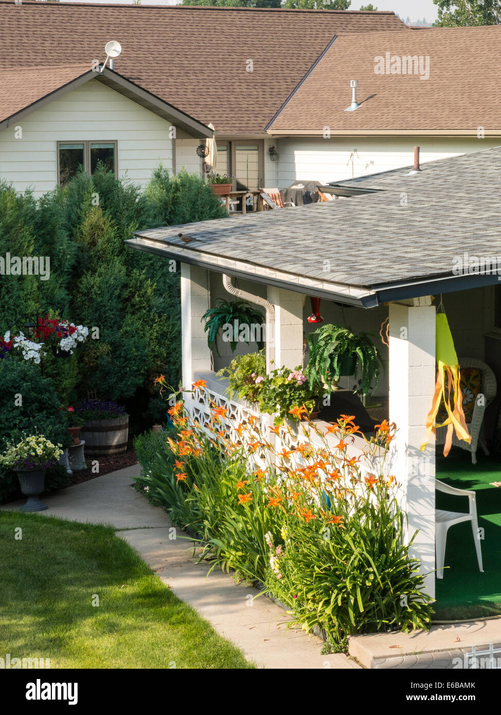 Middle class neighborhood hi-res stock photography and images - Alamy