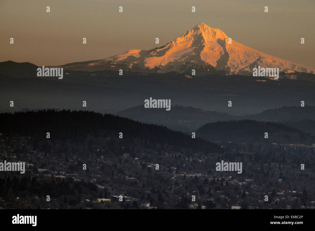 Mount Hood, sunset, Pittock Mansion, Portland, Oregon, USA Stock Photo ...