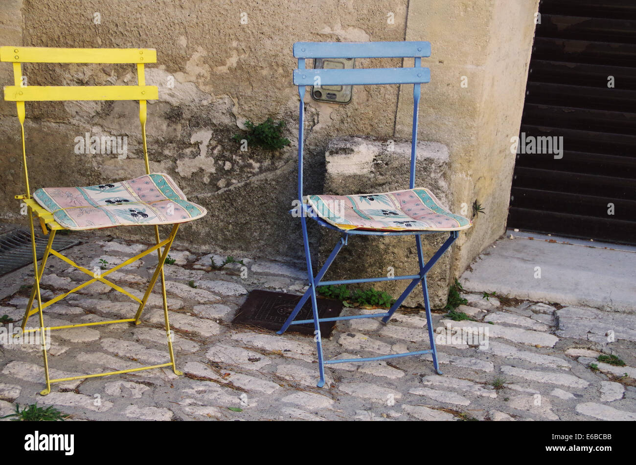 Fold up chairs hi-res stock photography and images - Alamy
