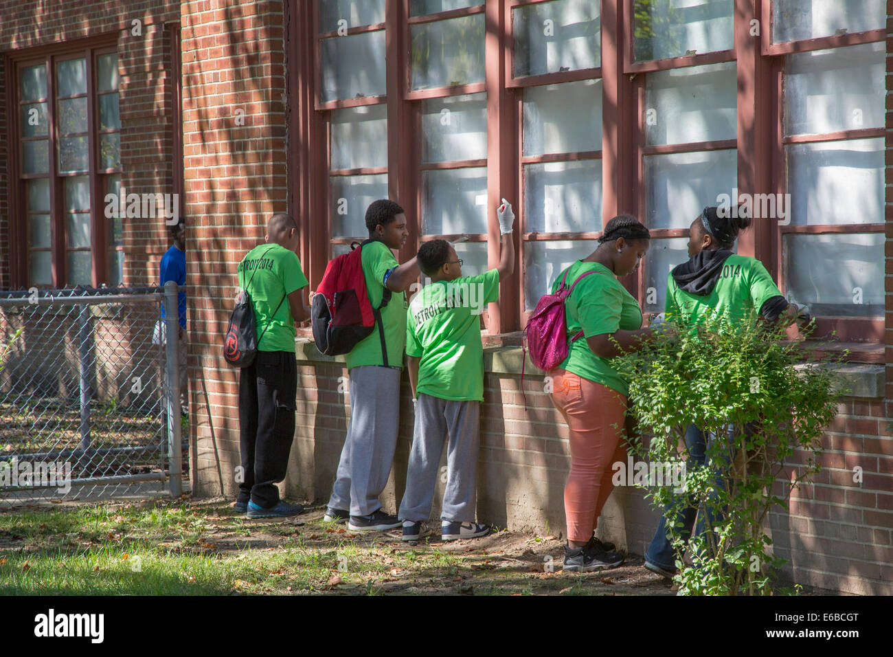 Teen teens teenager teenagers repairing hi-res stock photography and ...