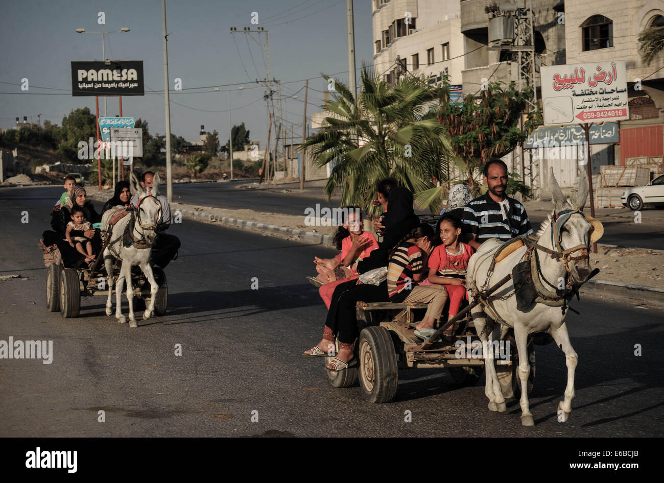 Palestinians flee with their belongings hi-res stock photography and ...