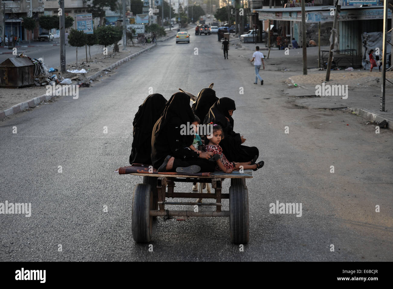 Palestinians flee with their belongings hi-res stock photography and ...