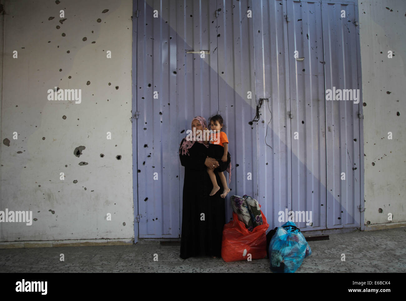 Palestinians flee with their belongings hi-res stock photography and ...