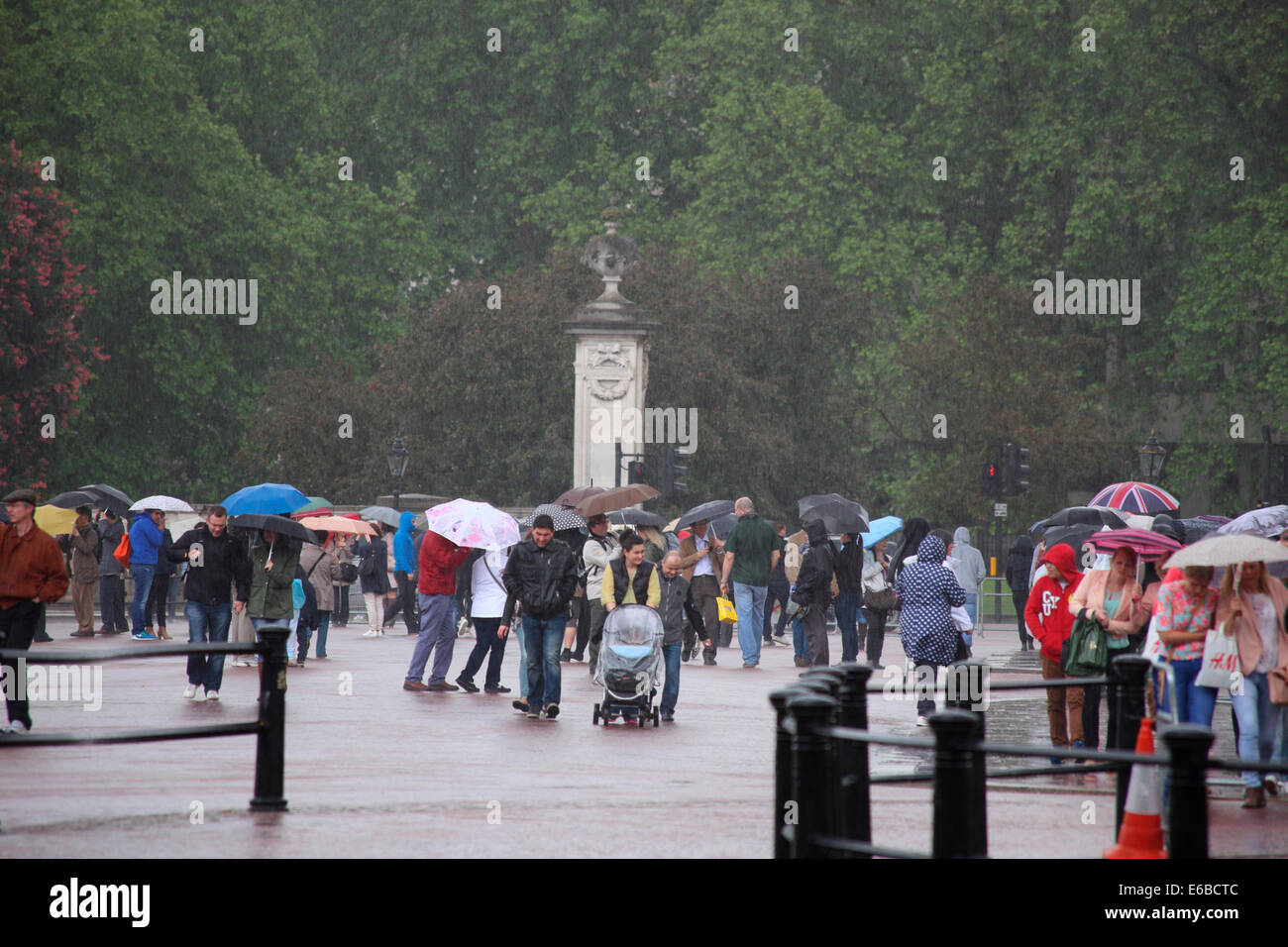 London rainstorm hi-res stock photography and images - Alamy