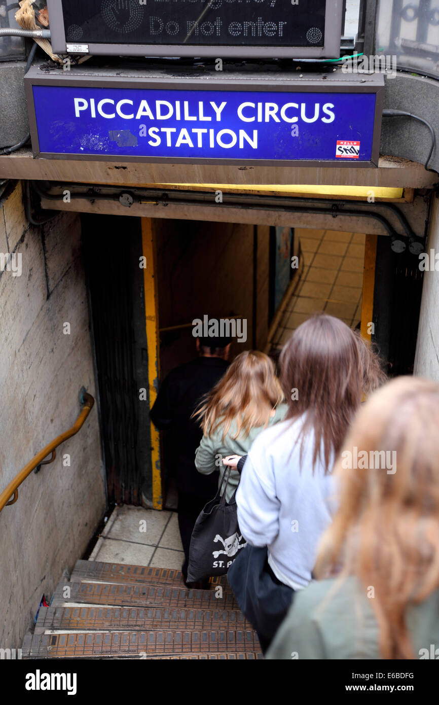 Piccadilly bahnhof hi-res stock photography and images - Alamy