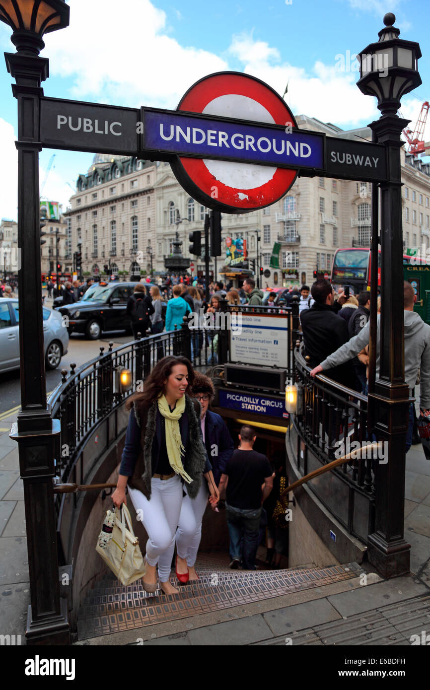 Bahnhof london u bahn hi-res stock photography and images - Alamy