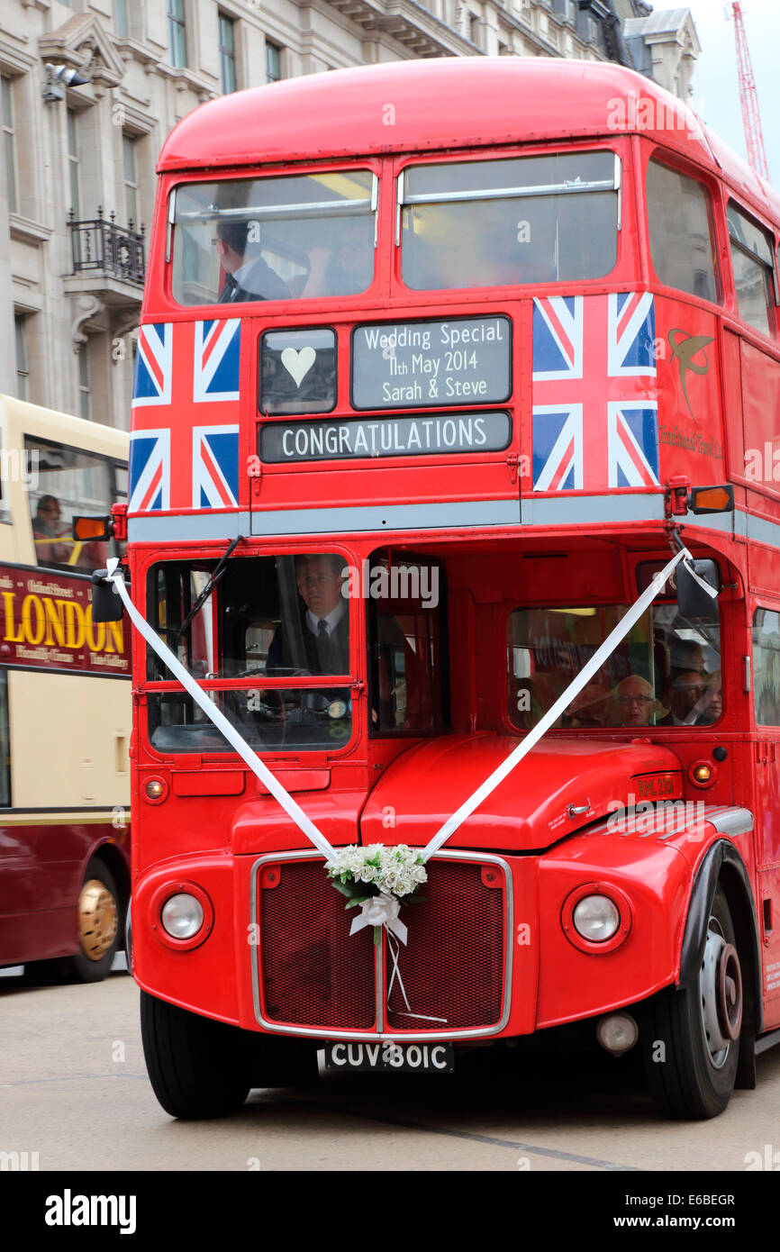Großbritannien Great Britain London Red Wedding Bus Stock Photo - Alamy