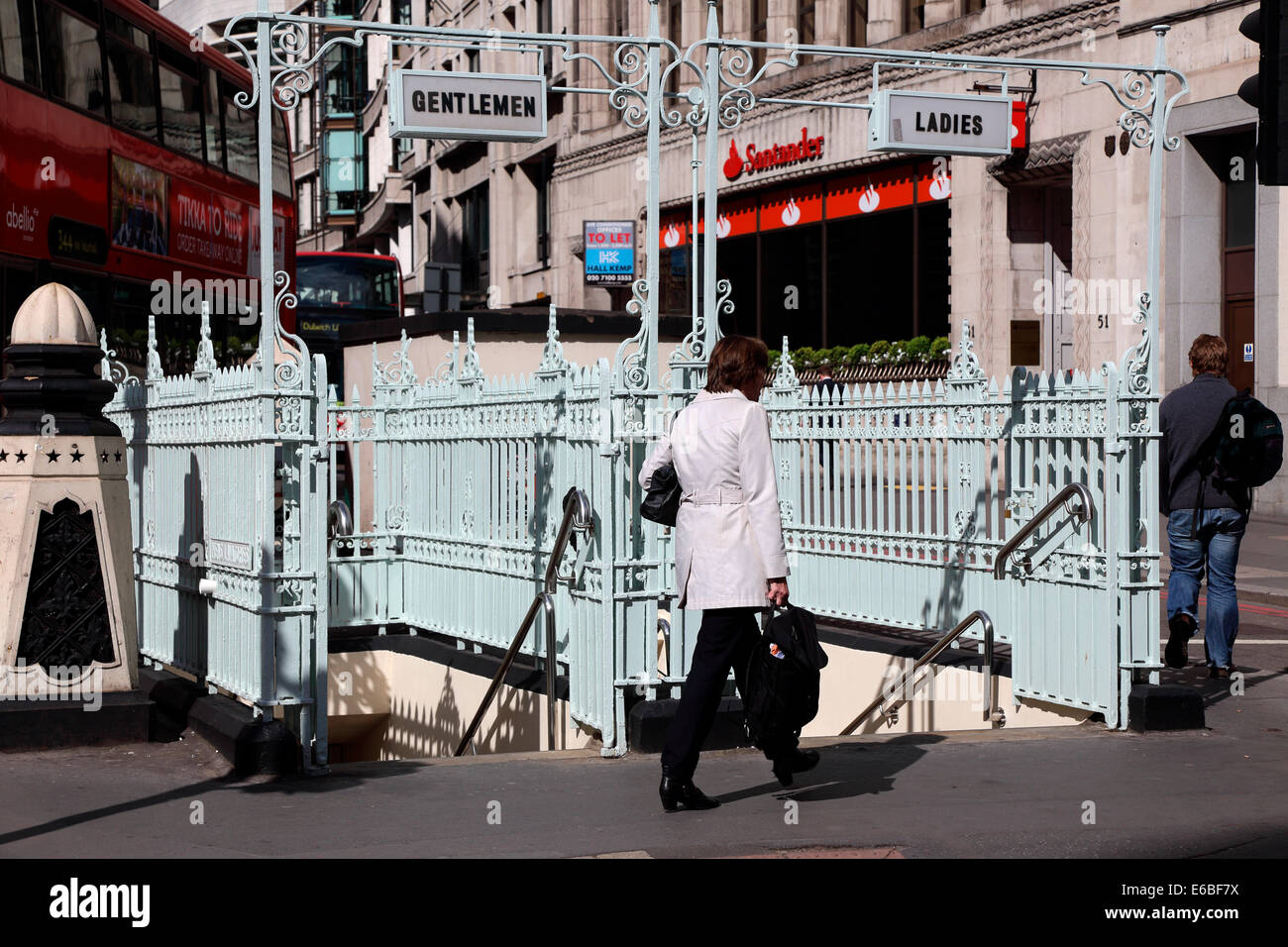 Großbritannien Great Britain London public restroom Stock Photo - Alamy