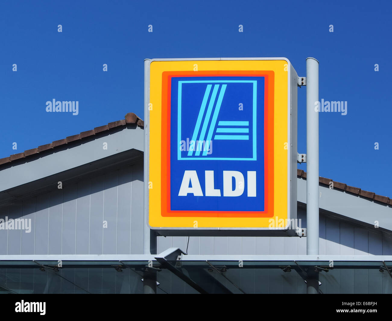 Aldi shop sign hi-res stock photography and images - Alamy