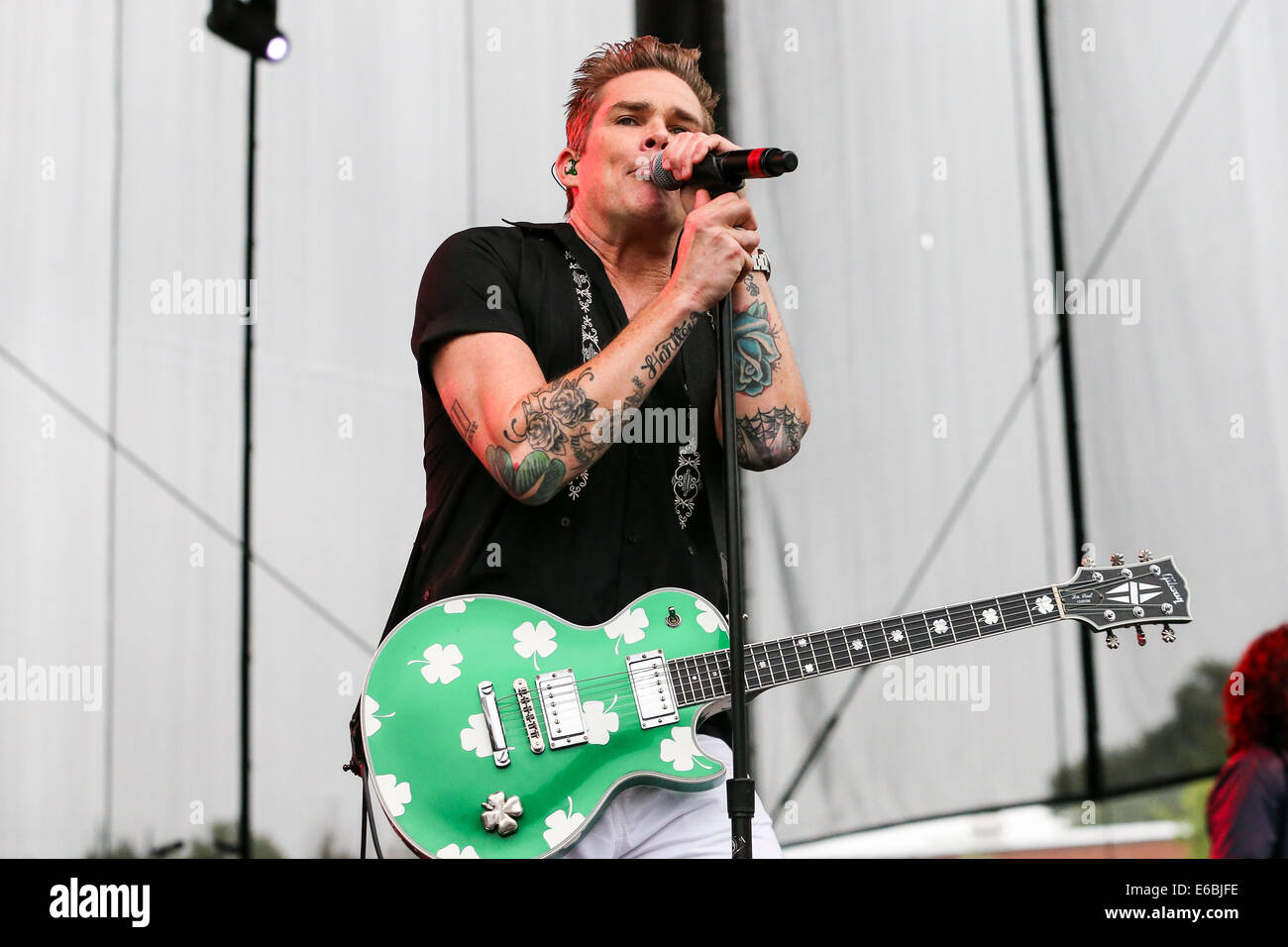 Singer mark mcgrath band sugar hi-res stock photography and images - Alamy