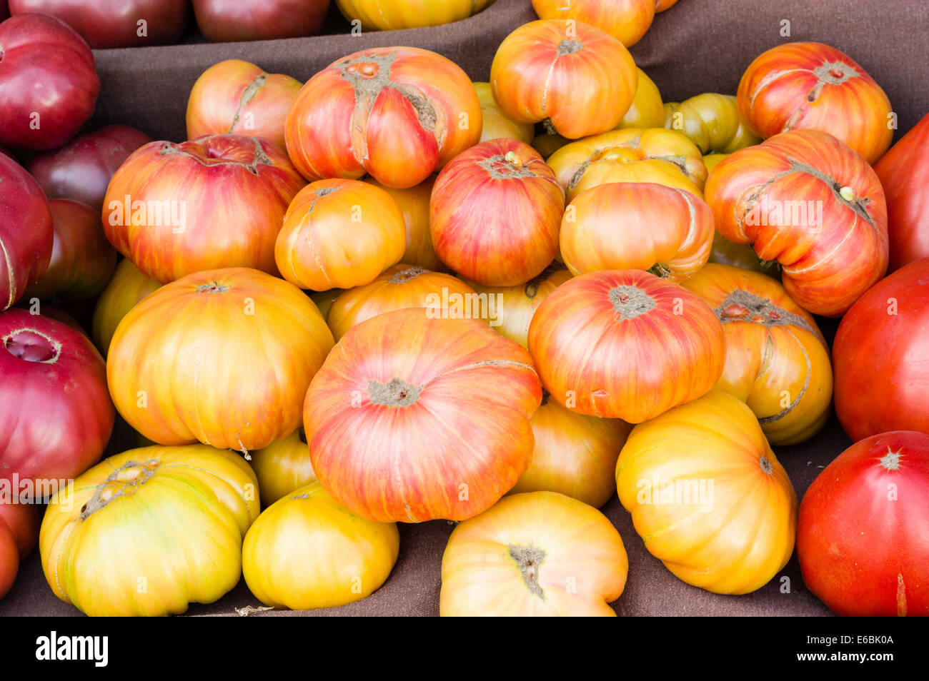 Heirloom tomatoes on display at the farmers market Stock Photo - Alamy