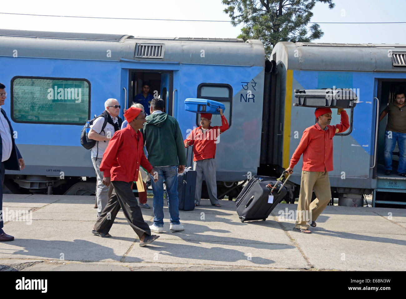 Indian rail porters hi-res stock photography and images - Alamy