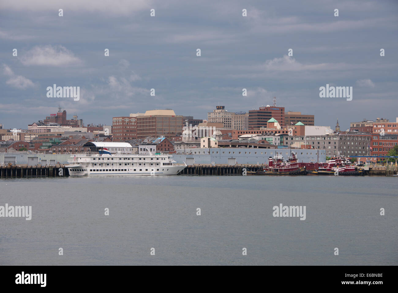 Large ship docked in portland hi-res stock photography and images - Alamy
