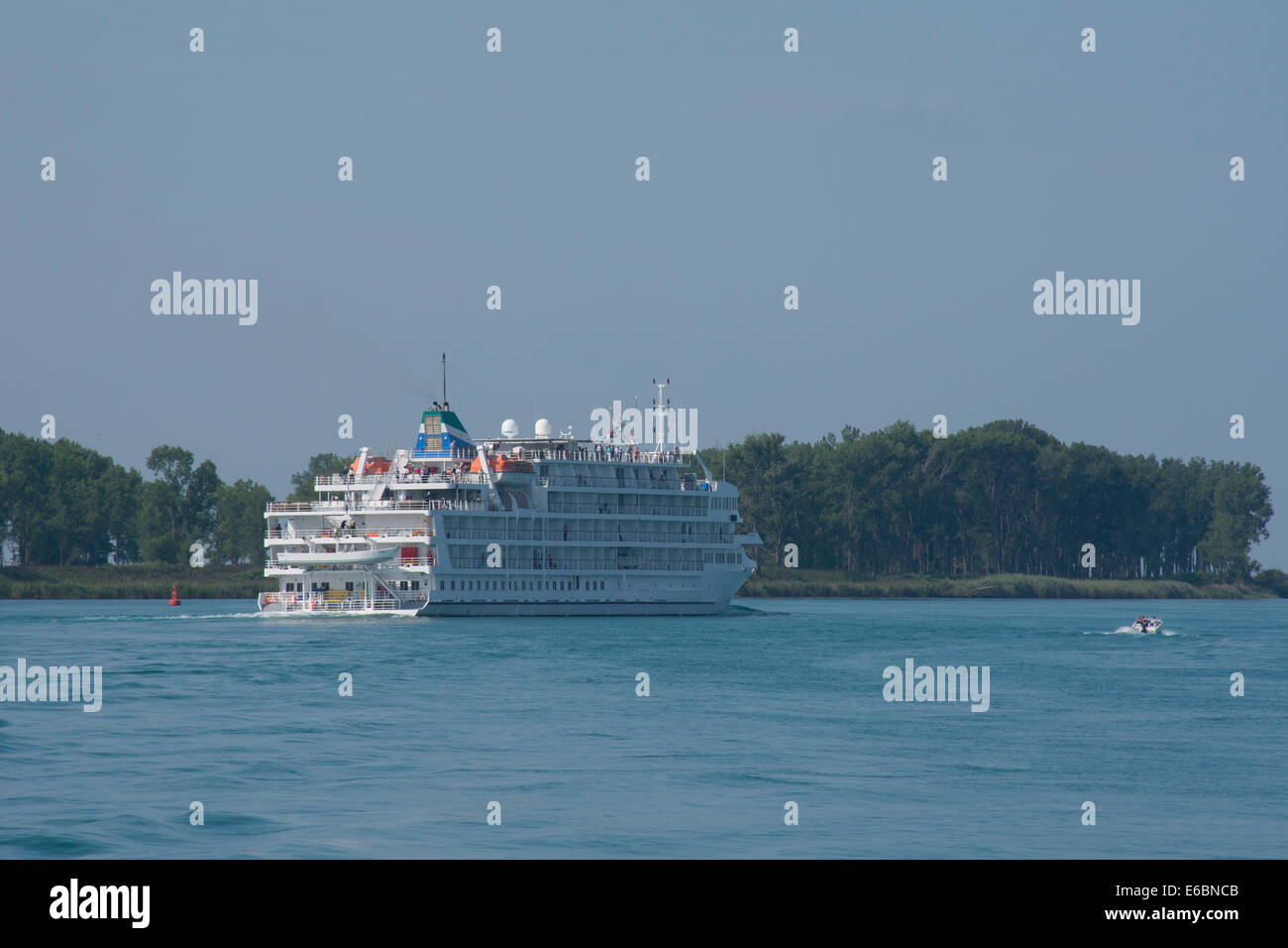 Pearl mist ship hi-res stock photography and images - Alamy